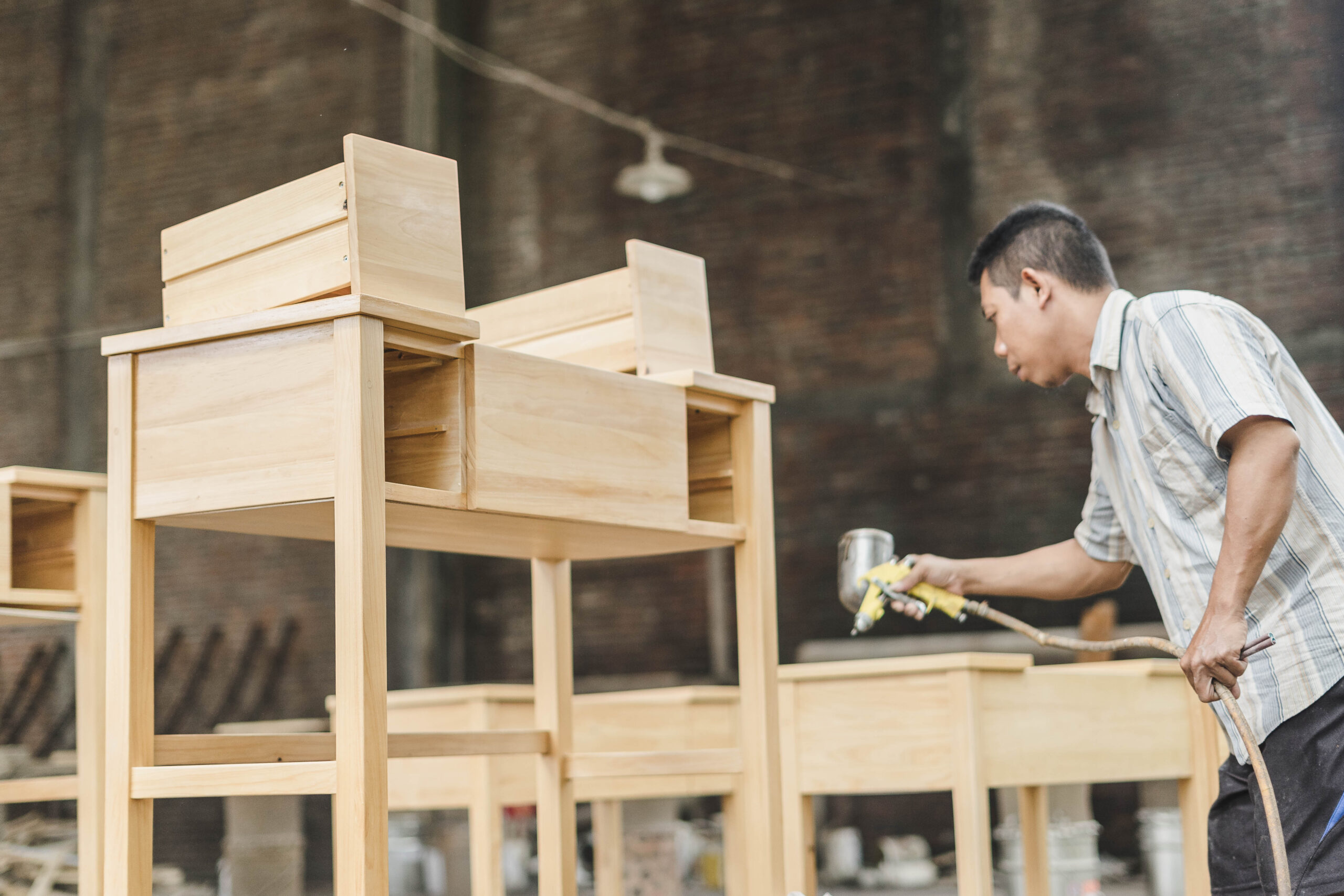 Finishing Ulang Furniture Kayu Pinus dan Furniture Rotan